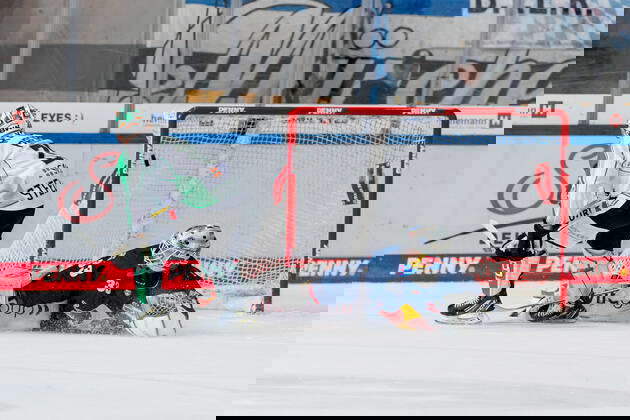 Alexander Preibisch Bietigheim Steelers, 29 on his goal to 2 2, which ...