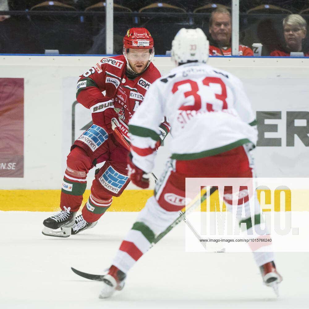 221007 Modos Emil Wahlberg against Moras Olle Strandell during the ice ...