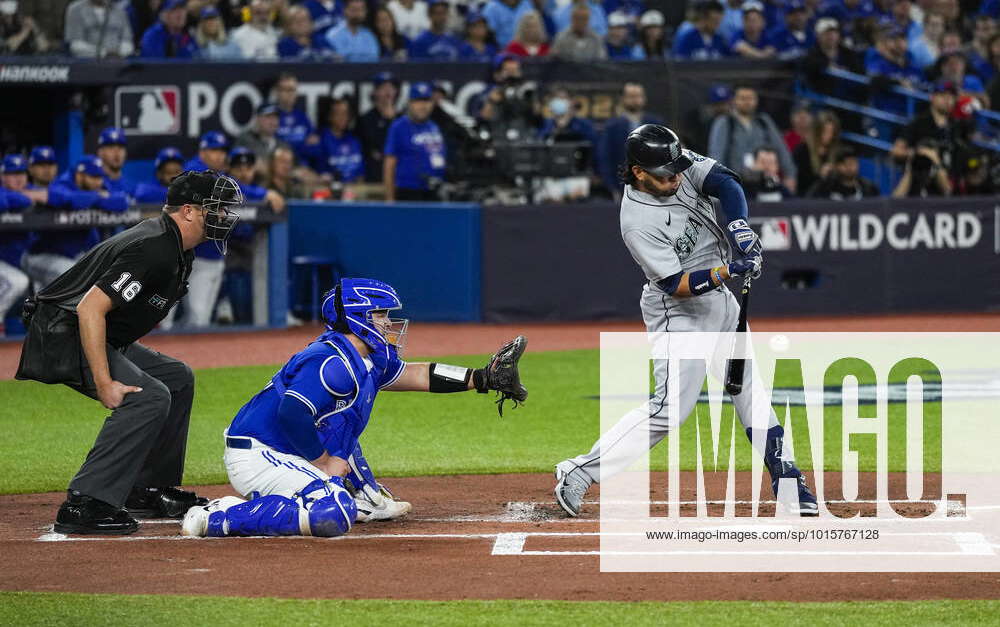 Seattle Mariners third baseman Eugenio Suarez hits a double in the ...