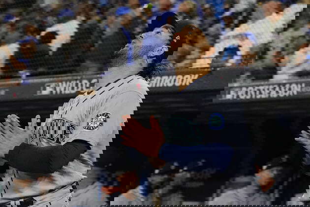 Seattle Mariners third baseman Eugenio Suarez hits a double in the ...