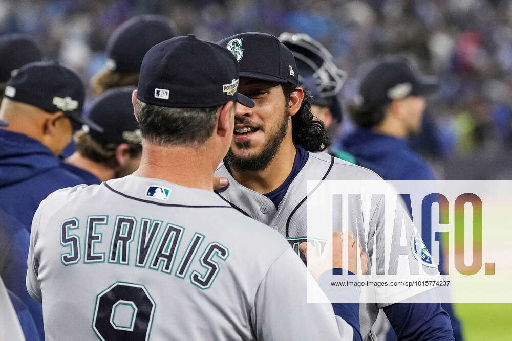 Seattle Mariners relief pitcher Andres Munoz speaks with manager Scott ...