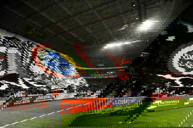 Supporters du LOSC - Ambiance - tifo geant - tribune Dogues Virage Est ...