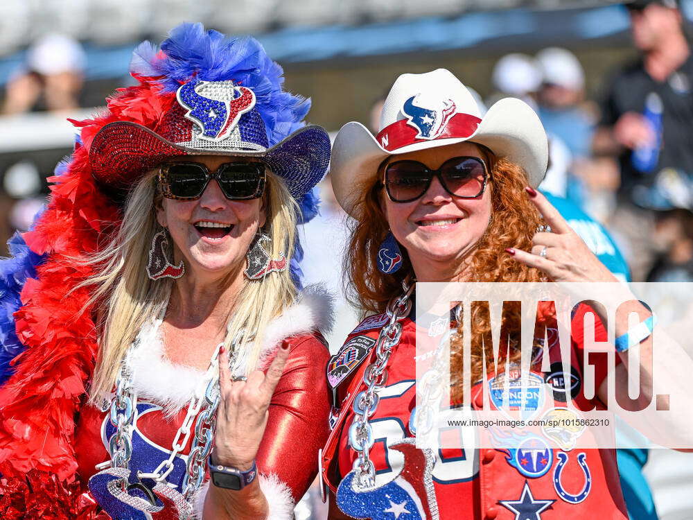 Jacksonville, FL, U.S: Texans fans pose for a picture during the end of ...