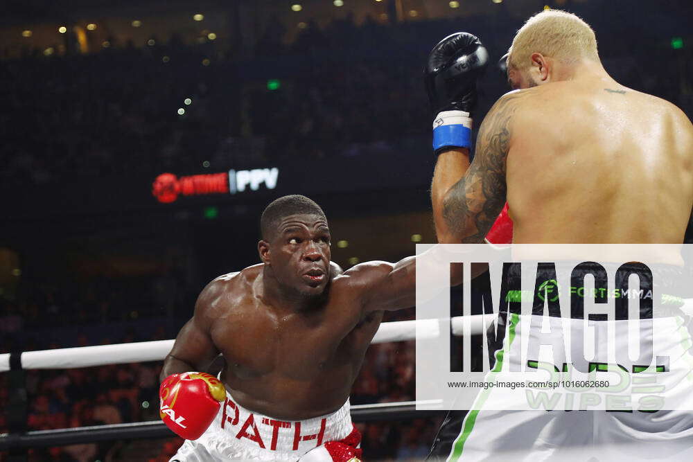 Boxing: Williams vs Gore, Dec 18, 2021; Tampa, FL, USA; Frank Gore (red ...