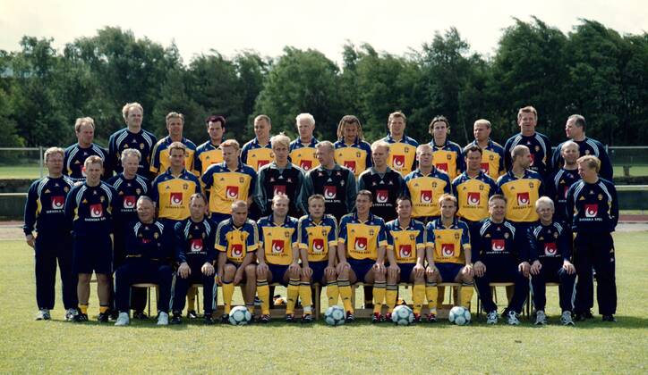 VARBERG 000531 - Den officiella lagbilden pa det svenska EM-laget togs ...