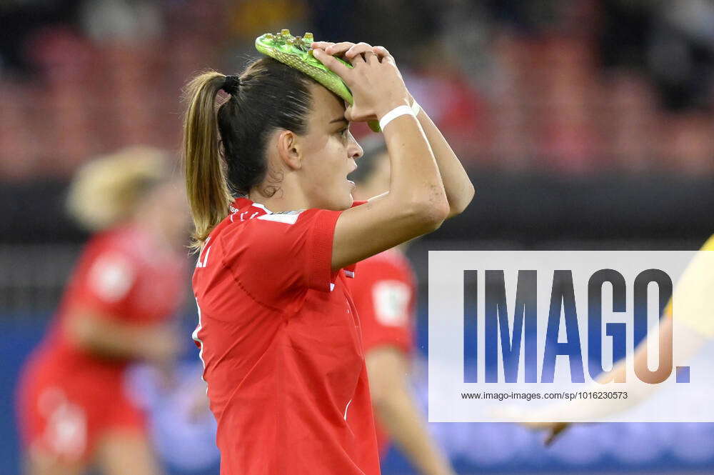 Riola Xhemaili, SUI, Schuh auf dem Kopf, Schweiz - Wales, Frauen WM ...