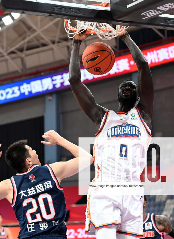 (221013) -- HANGZHOU, Oct. 13, 2022 -- Lual Acuil (R) of Nanjing Monkey ...