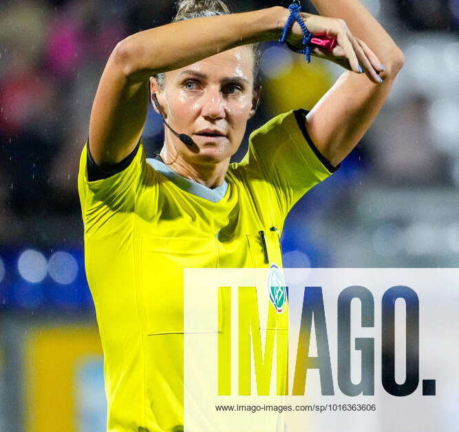 Nadine Westerhoff (Schiedsrichterin), gibt Anweisungen, gestikuliert ...