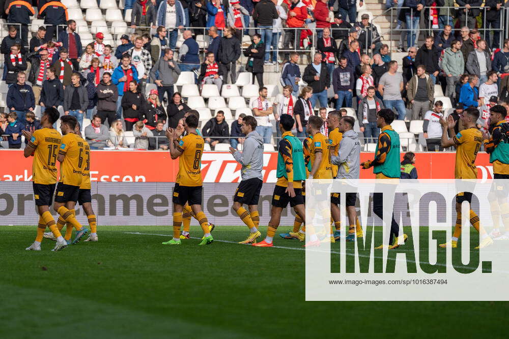 The Dresden team thanks the travelling fans, GER, Rot Weiss Essen vs ...