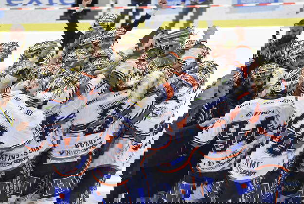 SKELLEFTEA 20180422 Växjös Robert RosÃ n lifts the Le Mat trophy in ...