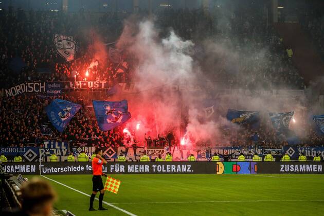 HSV Fans Fanblock Spectators Ultras HH East Clique du Nord Forza Pyro ...