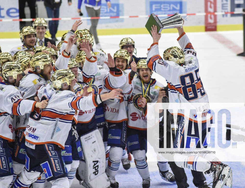 SKELLEFTEA 20180422 Växjös Robert RosÃ n lifts the Le Mat trophy in ...