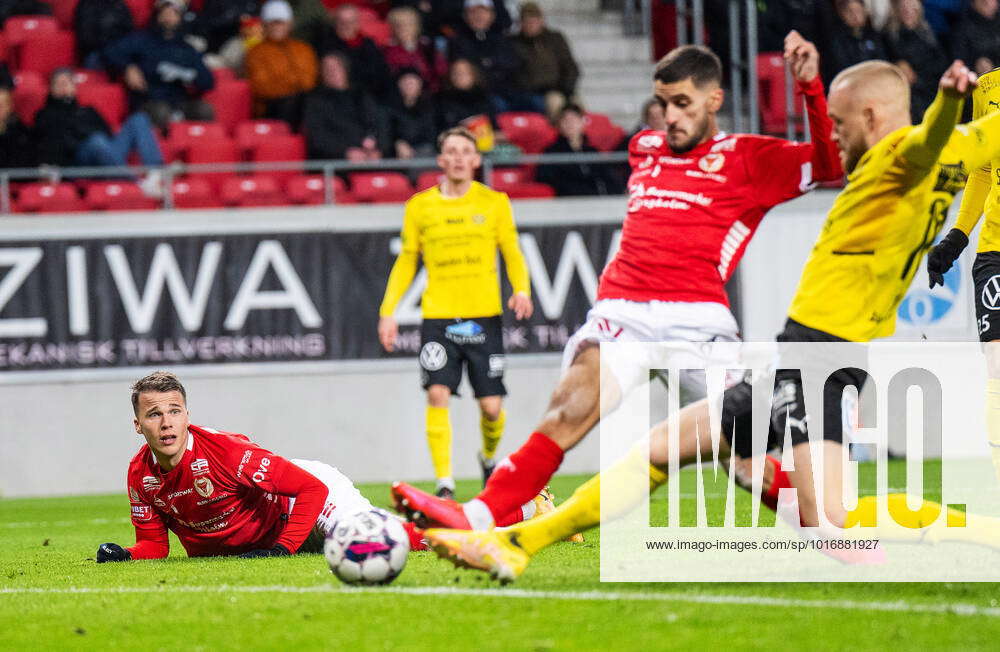 221020 Kalmars Simon Skrabb and Noah Shamoun and Mjällbys Jetmir Haliti ...