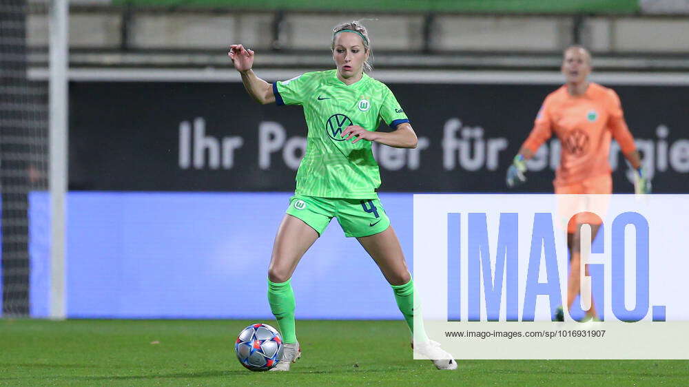 Kathrin Hendrich (Kathy, VfL Wolfsburg, 4) am Ball, Einzelbild ...