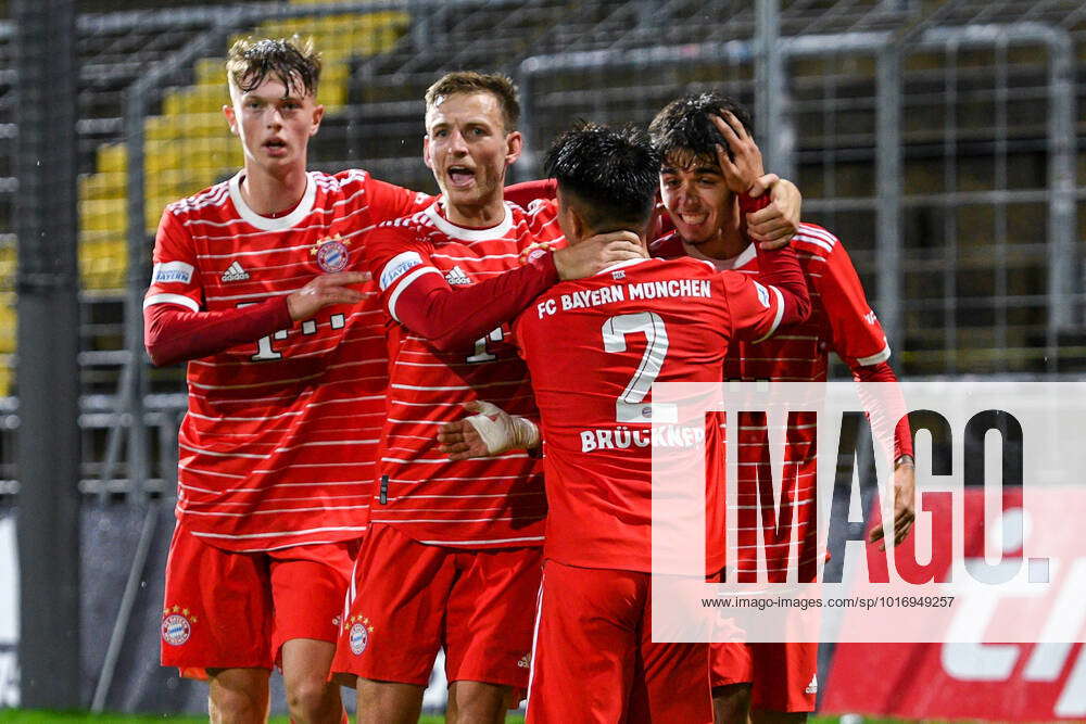 v.li.: Paul Wanner (Bayern München, FCB, 31) Timo Kern (Bayern München ...