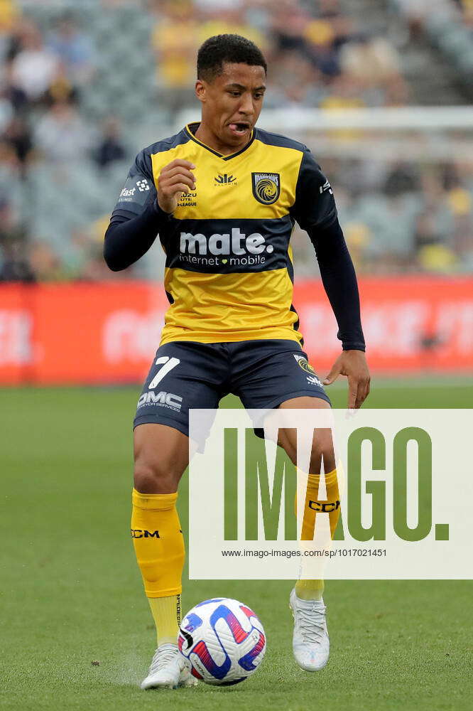 ALEAGUE MARINERS GLORY, Samuel Silvera of the Mariners dribbles the ...