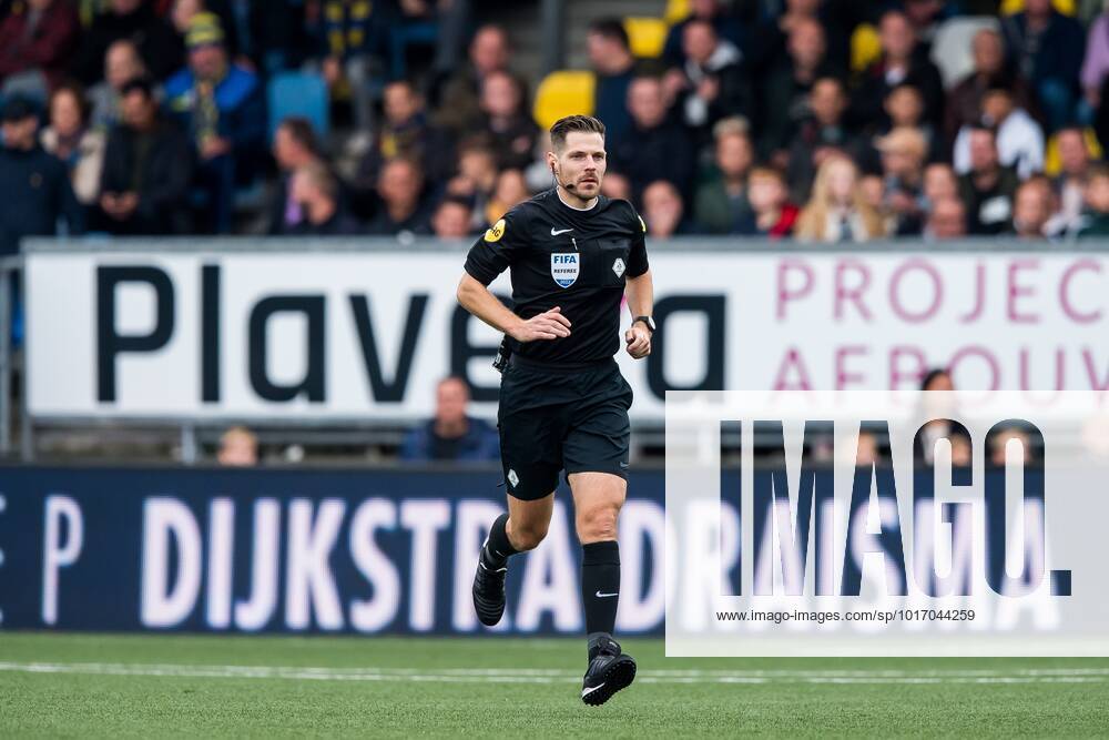 LEEUWARDEN Referee Jochem Kamphuis on his way to the sidelines to see ...
