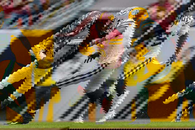 : Washington Commanders tight end John Bates catches the short pass ...