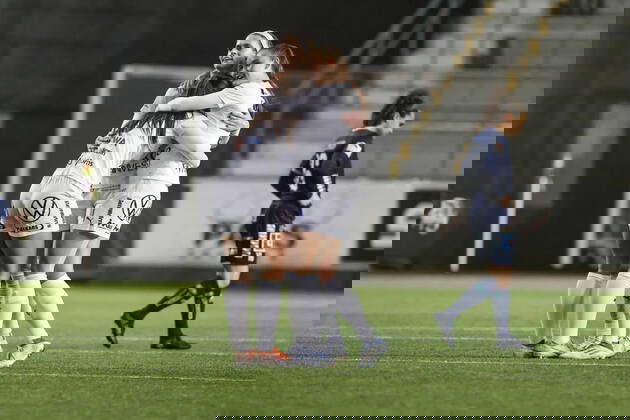 LINKÖPING 20221024 Kalmar players celebrate after Alyssa Mae Walker ...