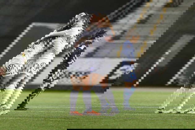 LINKÖPING 20221024 Kalmar players celebrate after Alyssa Mae Walker ...