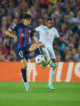 Marcos Alonso, Barca 17 compete for the ball, tackling, duel, header ...