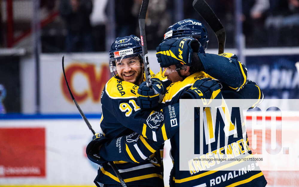 221028 Södertäljes Linus Videll jublar efter 2-1 med Cole Cassels och ...