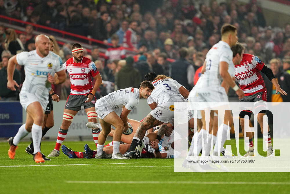 Jack Maunder of Exeter Chiefs looks for a pass during the Gallagher ...