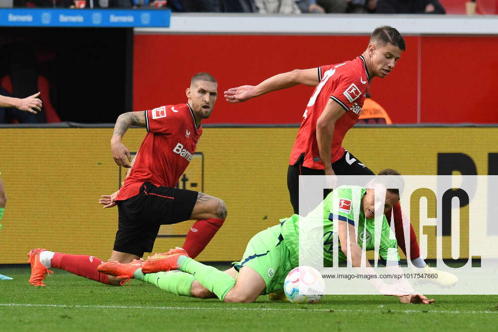 V l n r Robert Andrich and Adam Hlozek both Bayer 04 Leverkusen in a ...