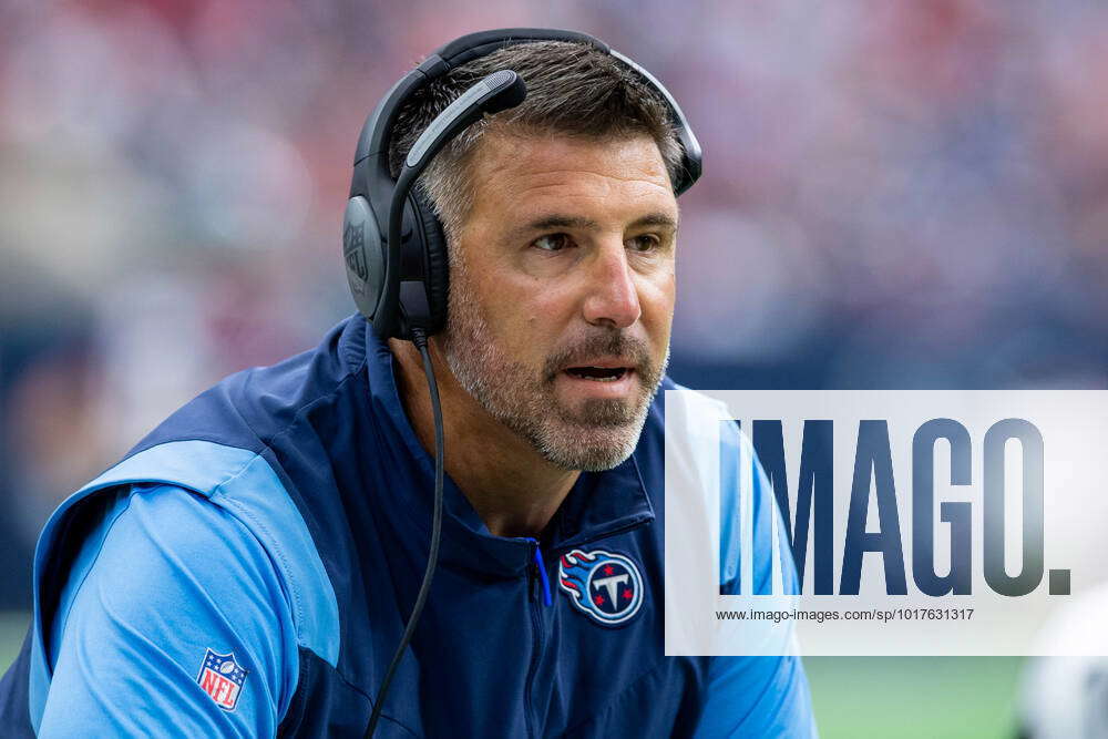 October 30, 2022: Tennessee Titans head coach Mike Vrabel during a game ...