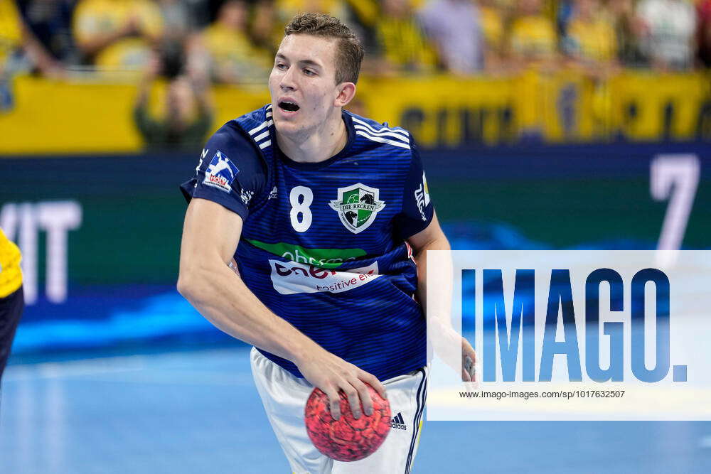 Veit Mävers The Recken, 8 , on the ball, single picture, single photo ...