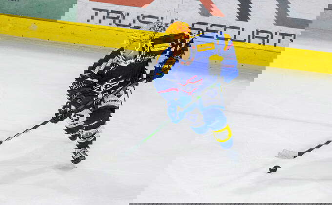 EHC Kloten top scorer Jonathan Ang with the puck during the home game ...