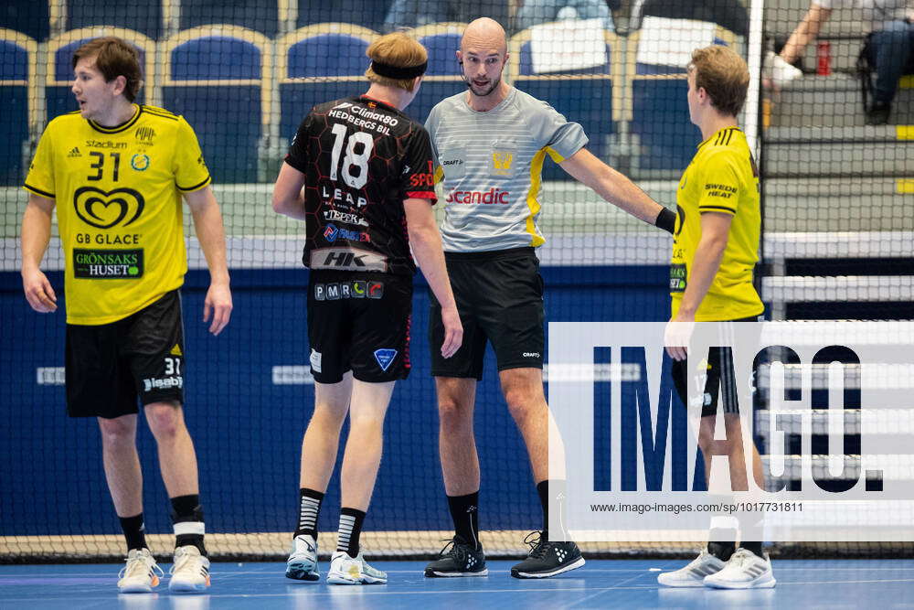 HK Malmös Martin Boija and Sävehofs Sebastian Spante in discussion with Referee Johan Gedda during