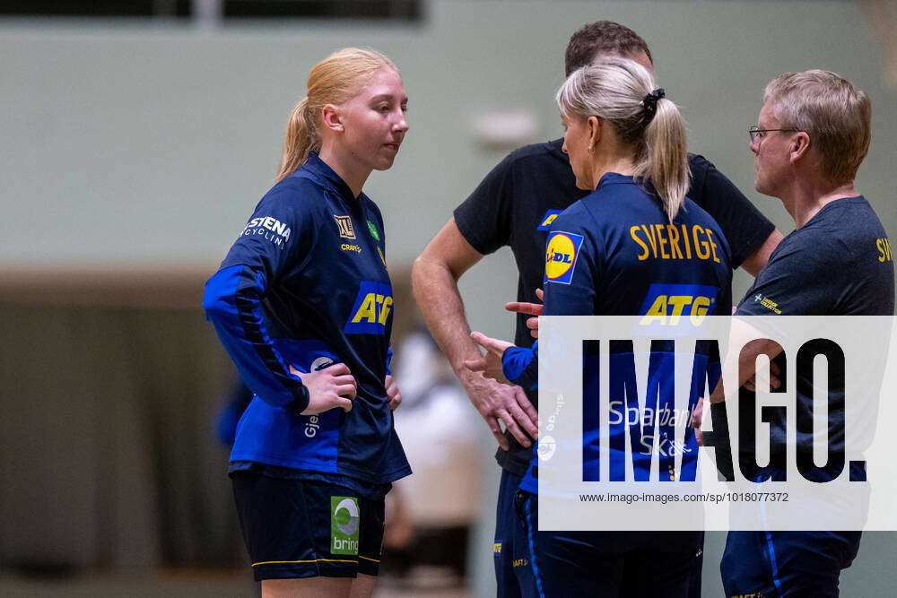 221103 Tyra Axnr and Annelie Hallqvist, physiotherapist, of Sweden ...
