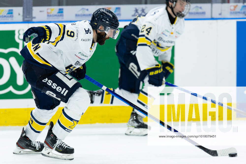 221103 HV71s Taylor Matson during the SHL ice hockey match between Frölunda and HV71 on November