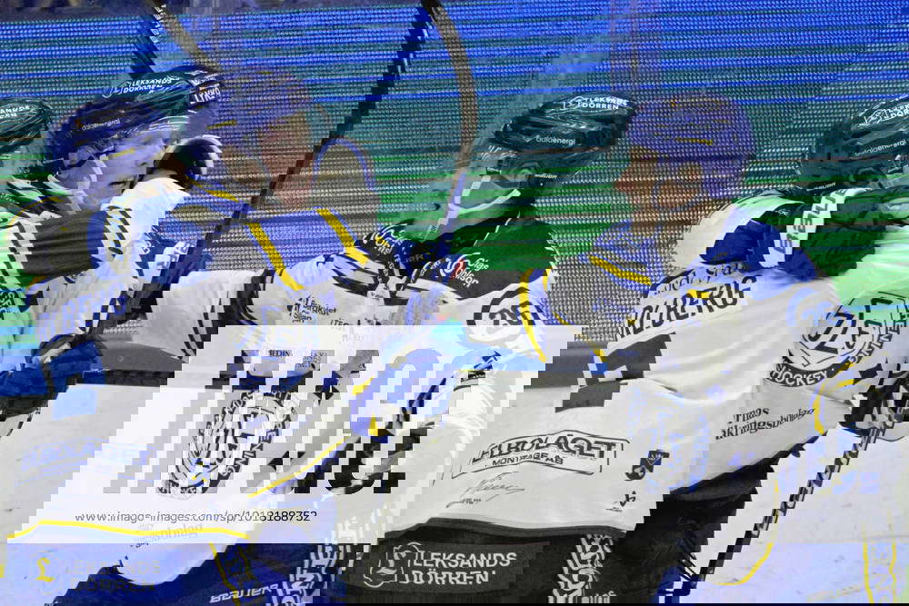 LEKSAND 20221105 Leksands 12 Kalle Östman center is hugged by Marcus ...