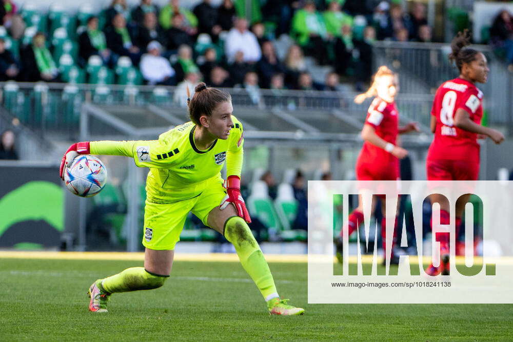Ena Mahmutovic MSV Duisburg 32 on the ball, VfL Wolfsburg vs MSV ...