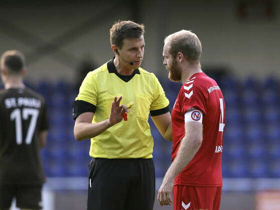 Photo referee Kevin ROSIN gives yellow against Juri Marxen Norderstedt ...