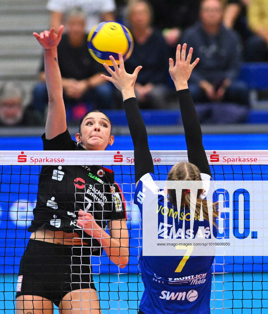 behind the net Mika Grbavica Dresden vs Kristin vom Schemm Neuwied , Dresdner SC vs VC Neuwied