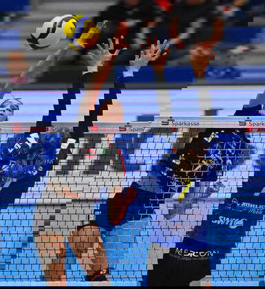 behind the net Mika Grbavica Dresden vs Kristin vom Schemm Neuwied , Dresdner SC vs VC Neuwied