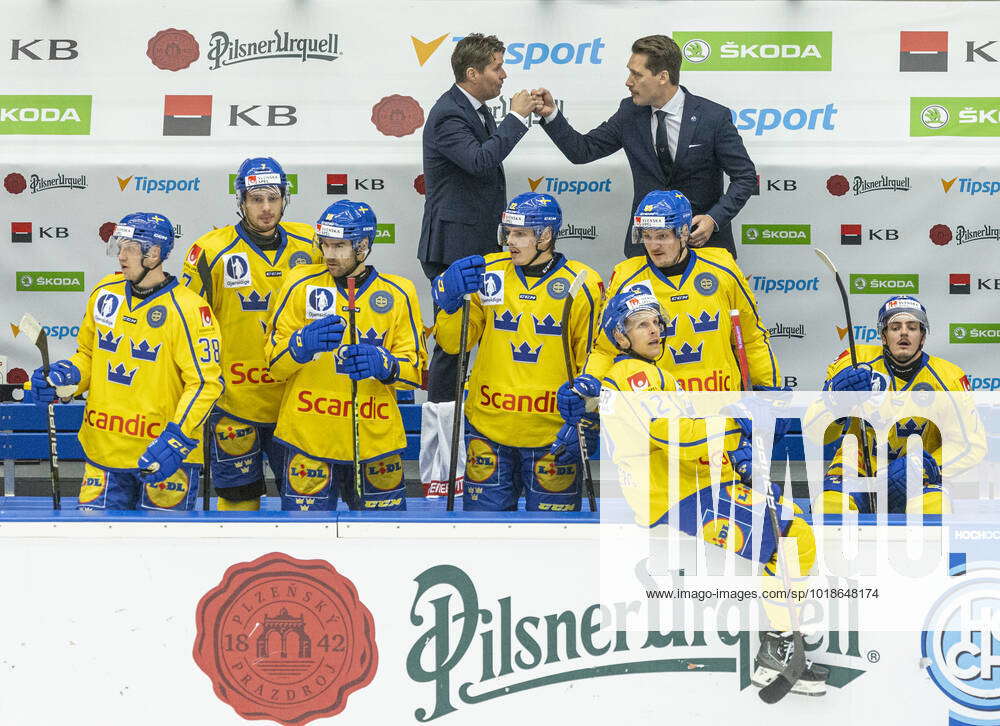 221110 Assistant coach Stefan Klockare and head coach Sam Hallam of ...