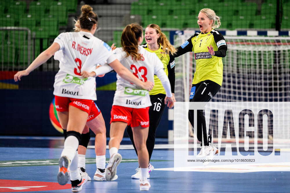 221110 goalkeeper Althea Rebecca Reinhardt and goalkeeper Sandra Toft ...