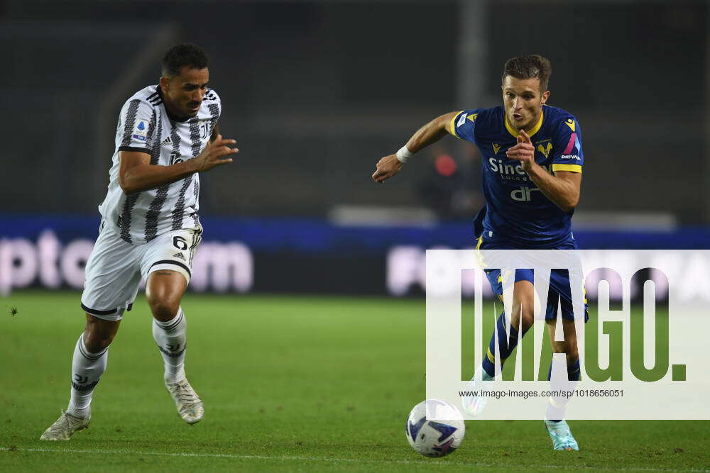 Darko Lazovic (Hellas Verona)Danilo Luiz da Silva (Juventus) during the Italian Serie A match betwee