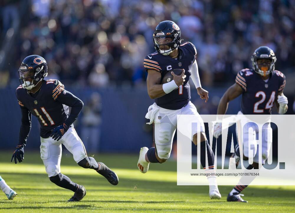 November 8, 2022: Bears quarterback Justin Fields (1) runs for a 61 ...