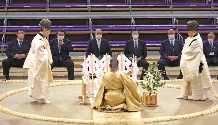 Ritual ahead of Kyushu Grand Sumo Tournament Hakkaku, chairman of the ...