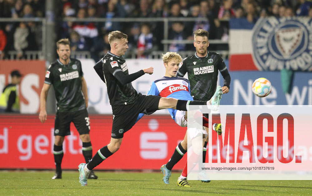 Photo Finn Porath Kiel against Maximilian BEIER H 96 , left Football 2 ...