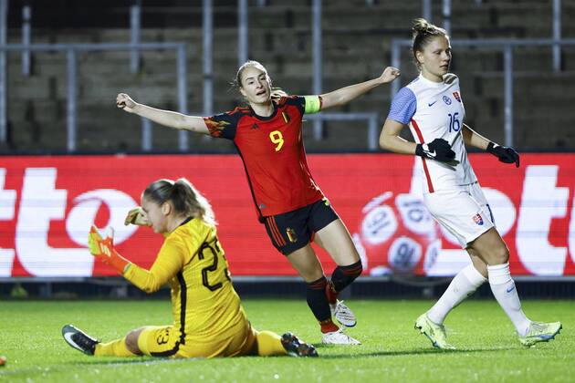 VORST, BELGIUM - NOVEMBER 12 : Wullaert Tessa forward of Belgium looks ...