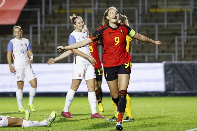 VORST, BELGIUM - NOVEMBER 12 : Wullaert Tessa forward of Belgium looks ...