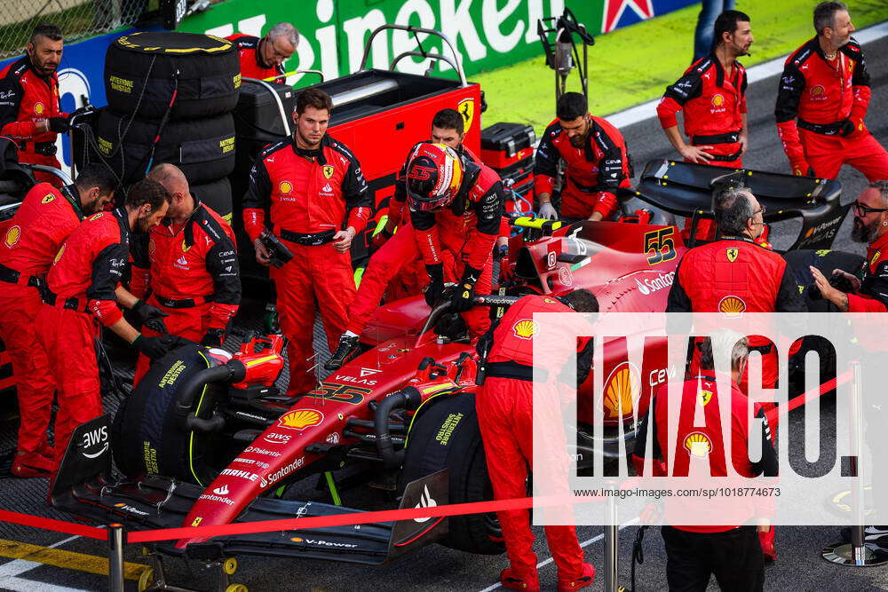 55 SAINZ Carlos (spa), Scuderia Ferrari F1-75, starting grid during the ...