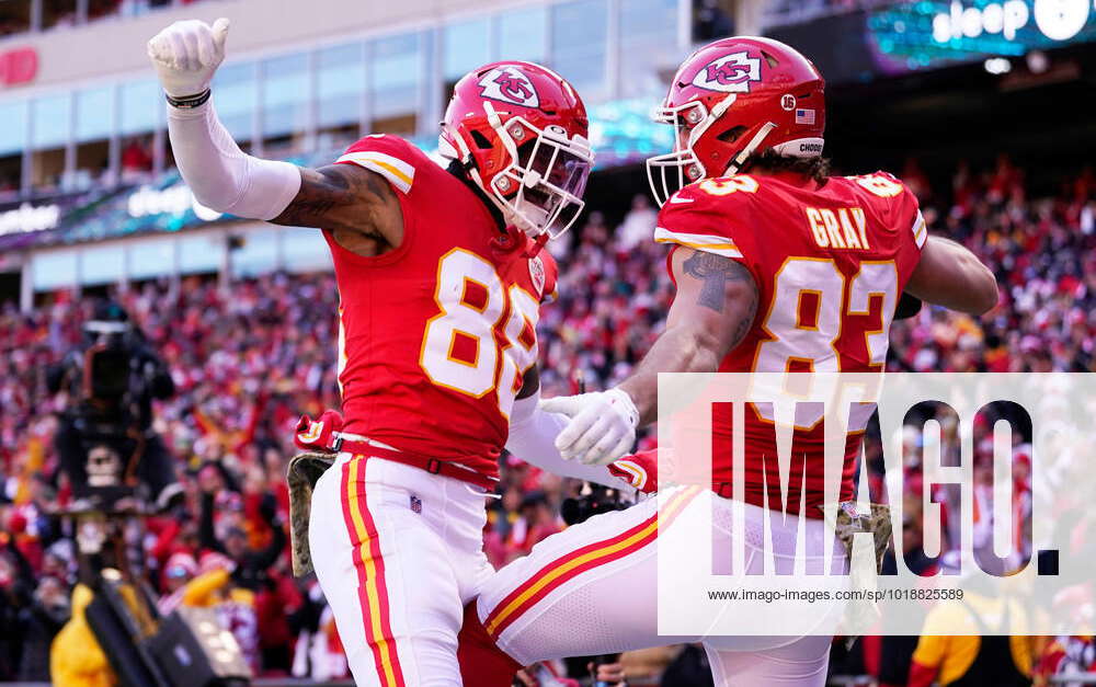 Kansas City Chiefs tight end Noah Gray (83) and Kansas City Chiefs ...
