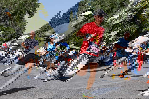 (221114) -- ATHENS, Nov. 14, 2022 -- Runners compete during the 39th ...